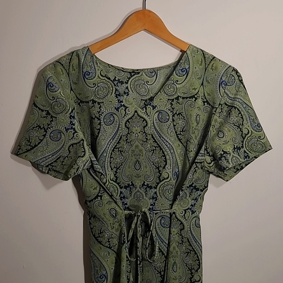 Dresses | Sage Green Paisley Lightweight V Neck Maxi Dress Ptp 21 ...